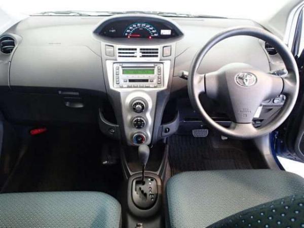 vitz2006Dblue-interior.jpg