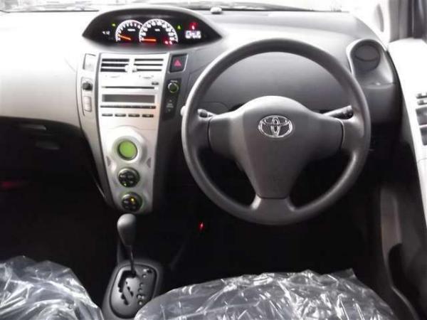 vitz2006silver-interior.jpg