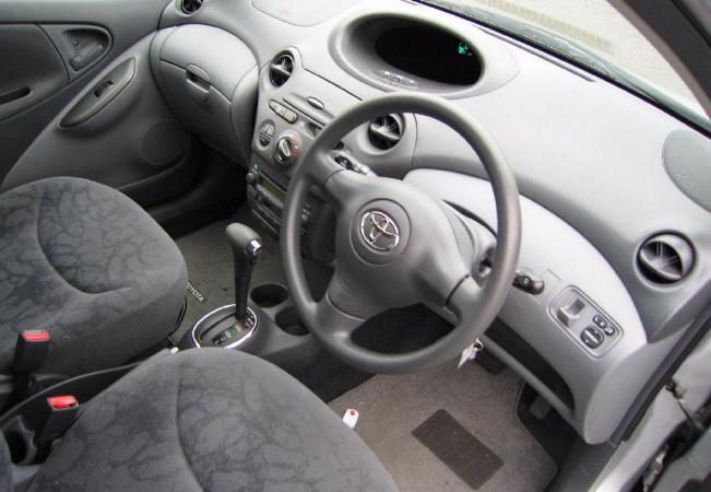 vitz2002silver-interior.jpg