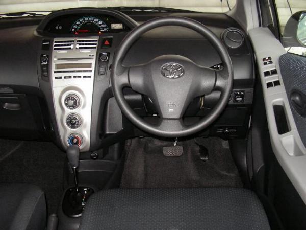 vitz2005silver-interior.jpg